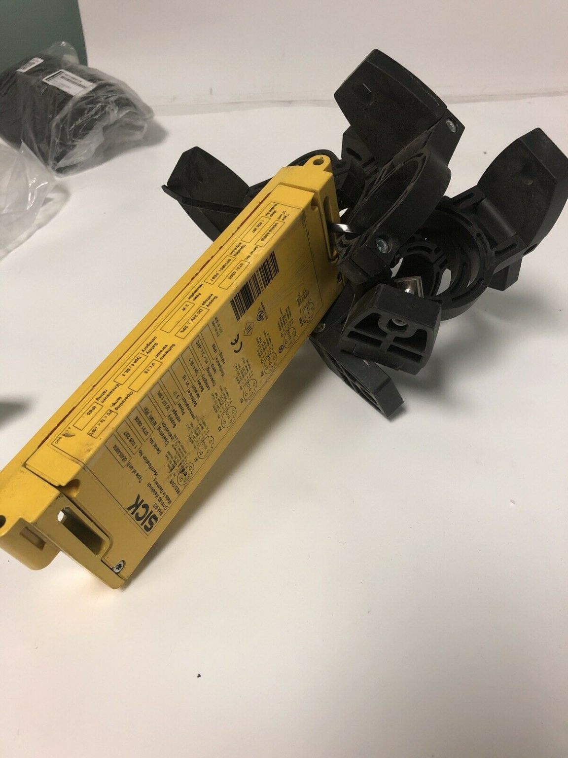 Safety relays UE403-A0930 / Muting switching amplifier - Used /UNTESTED